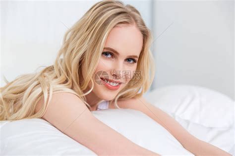 美丽的金发美女孩早上躺在床上时高清图片下载 正版图片503057466 摄图网