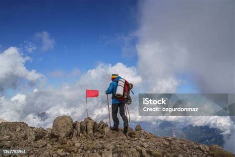 터키 안탈리아 산 근처의 바위 산맥 의 가장자리에 등산객 하이킹 40 44세에 대한 스톡 사진 및 기타 이미지 40 44세