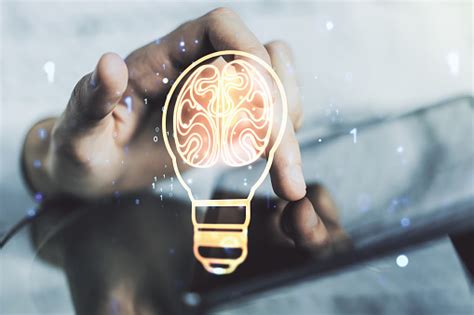 전구와 인간의 두뇌 일러스트레이션과 배경에 디지털 태블릿을 손가락으로 클릭하는 창의적인 아이디어 개념 신경망 및 기계 학습 개념 다중 노출 가리키기에 대한 스톡 사진 및