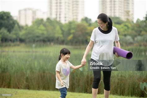 아시아 의 젊은 임신 한 어머니는 요가 운동 후 공공 공원에서 딸과 결합 시간을 가지고 2 3 살에 대한 스톡 사진 및 기타 이미지 2 3 살 2명 2세대 가족