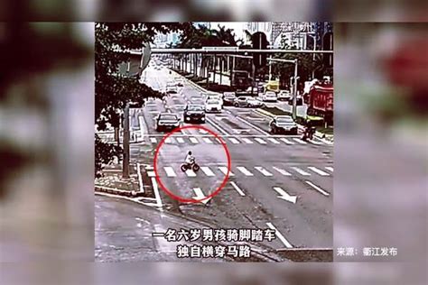 小男孩横穿马路，辅警奋不顾身冲进车流