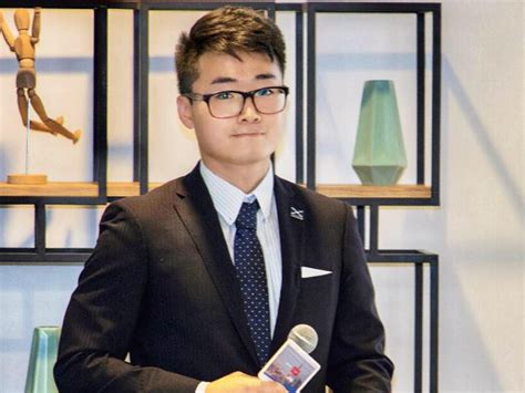 消息被國安處通緝鄭文傑 其父母及胞姐被帶返警署協助調查 RTHK