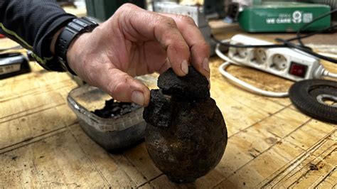 Johan Staat Voor Raadsel Wat Groef Hij Op In Zijn Tuin Nh Nieuws