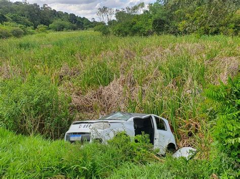 Mulher Fica Ferida Após Carro Cair Em área De Alagado Em Curitiba