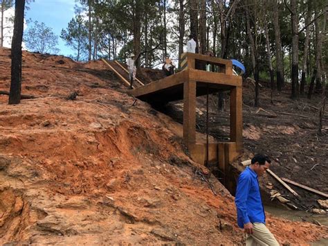 មន្ត្រី ជំនាញ ពិនិត្យ ទីតាំង ទំនប់ ចំការ តែ ក្រោម ខេត្ត កំពង់ ស្ពឺ ដែល បាក់ ស្រុត ដោយសារ ជំនន់