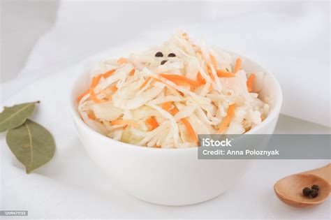 소금에 절인 양배추는 발효 양배추입니다 러시아와 같은 일부 국가에서는 전형적인 발효 식품입니다 폴란드 또는 독일어 그것은