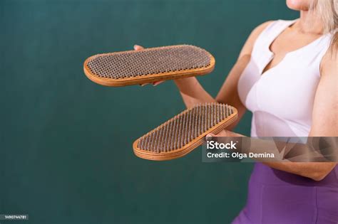 운동복을 입고 손에 못을 박은 사두 보드를 들고 서 있는 여자 Mental Wellbeing에 대한 스톡 사진 및 기타 이미지