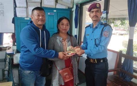 भद्रपुरमा फेला परेको हाते पर्स महिलालाई जिम्मा लगाइयो