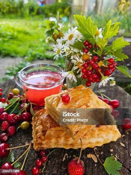 퍼프 페이스트리를 곁들인 레드커런트 설탕에 절인 과일 0명에 대한 스톡 사진 및 기타 이미지 0명 건강한 생활방식 까치밥나무 열매류 Istock