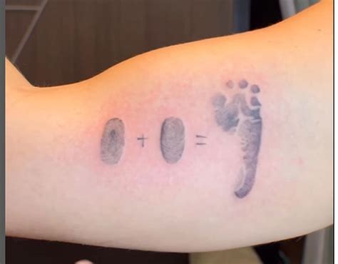 Eliezer faz tatuagem em homenagem à primeira filha Viih Tube Lua