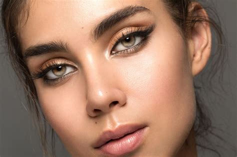 Maquillaje para levantar los párpados caídos Secretos de mujer sobre moda belleza trucos