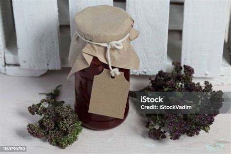 잼 항아리 종이로 덮여 꼬기로 묶여 끈에 공예 라벨을 걸어 채소와 향신료의 술 근처 나무 보드의 배경에 건강한 식생활에 대한 스톡 사진 및 기타 이미지 Istock