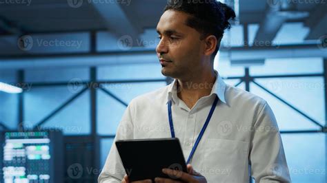 Security Analyst In Data Center Monitoring Security Threats