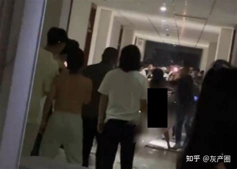 女子一丝不挂大闹男生宿舍，全都被看光了 知乎