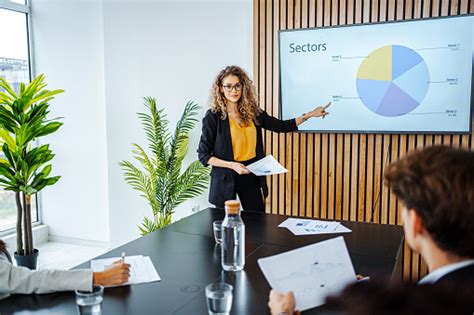 프레젠테이션 Tv에서 통계 차트를 사용하여 비즈니스 회의를 이끄는 사업가 프리젠테이션 연설에 대한 스톡 사진 및 기타 이미지 프리젠테이션 연설 슬라이드쇼 경영자