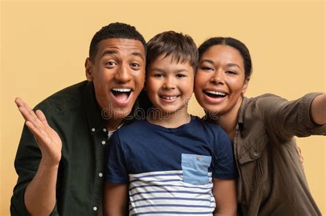 Vestida De Pai Feliz M E E Filho Tomando Selfie Foto De Stock Imagem De Relacionamento Amor