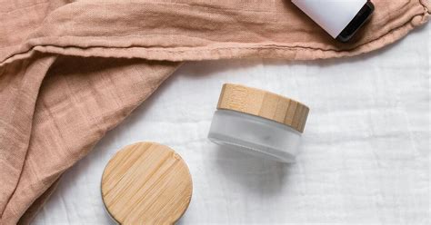 Jak stosować retinol w pielęgnacji twarzy Kobieta