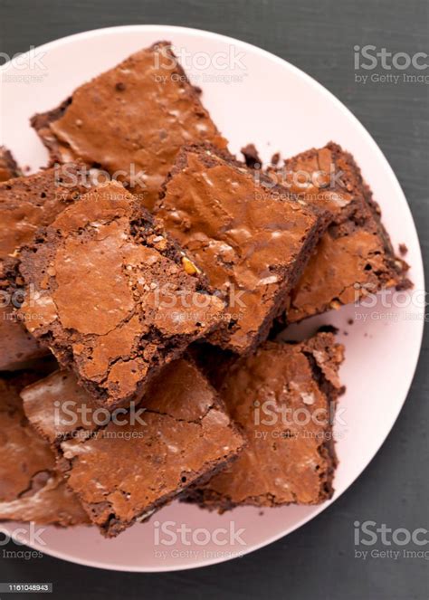 검은 배경에 분홍색 접시에 수제 초콜릿 브라우니 상단보기 위에서 오버 헤드 평면 누워 0명에 대한 스톡 사진 및 기타 이미지