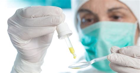 Szczepionki przeciwko Covid już w trzeciej fazie badań klinicznych Kobieta