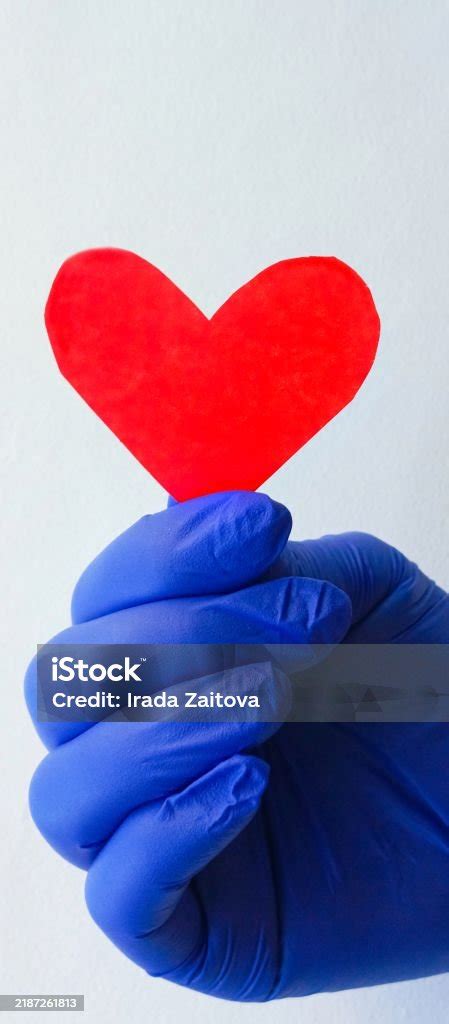 의료용 장갑을 낀 손에는 빨간 종이 심장이 들려 있습니다 의사를 위한 엽서 의사 치과 의사 의료 종사자의 국제 날 배경 간호사에 대한 스톡 사진 및 기타 이미지 Istock