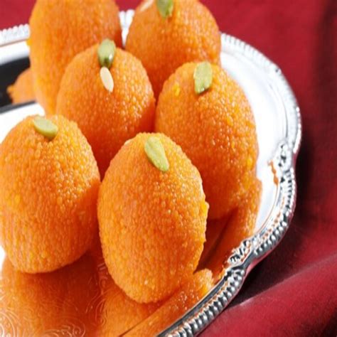 Basant Panchami 2022 वसंत पंचमी पर मां सरस्वती को चढ़ाएं ये चीजें