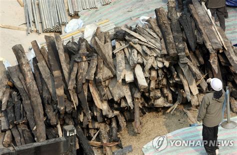 숭례문 화재현장 부재 수습 연합뉴스