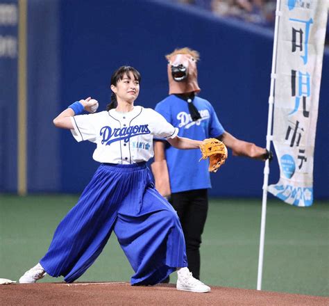 ＜中・巨＞ファーストピッチセレモニーを行った門脇麦 （撮影・森沢裕） ― スポニチ Sponichi Annex 野球