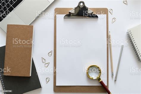 노트북 노트북 연필 펜 및 종이 클립으로 작업 책상 위에 최고 볼 수 있습니다 텍스트에 대 한 공간을 복사 합니다 흰색 바탕에