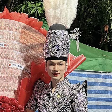ขอบคุณรางวัลน้ำใจด้านหน้าเวทีด้วยนะครับ หมอลำเสียงวิหคนกพงศกร บอสนุ