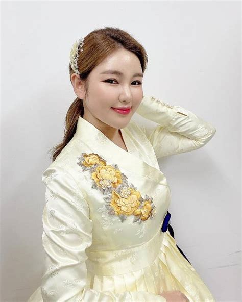 Song Ga In A Dazzling Hanbok Figure Like A Full Moon Happy Cheuseok