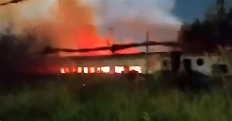 Seis Vagones En Desuso De La Línea Roca Se Prendieron Fuego En Un