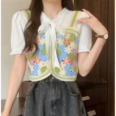 เสื้อไหมพรมแขนสั้นลานดอกใส่สงกรานต์คาเฟ่สวยๆเก๋ๆน่ารักมีเสื้อกักถักลายน่ารักมด้านหน้าสีเขียว