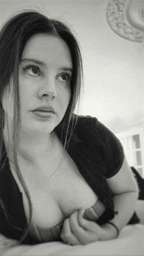 Lana Del Rey Sets Pulses Racing As She Shares A Topless Snap Artofit