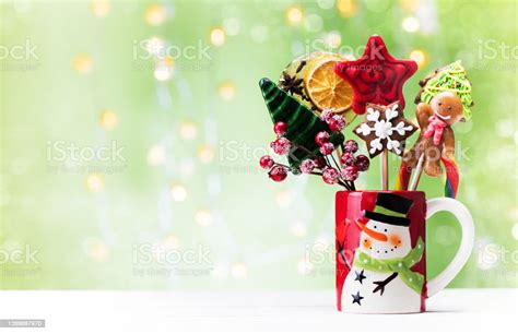 빨간 컵에 막대기에 크리스마스 진저 브레드와 사탕 과자와 장식메리 크리스마스 축제 카드 텍스트에 대한 복사 공간 0명에 대한 스톡 사진 및 기타 이미지 Istock