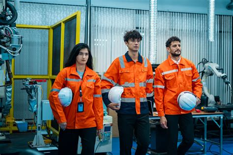 프로그래밍 및 조작 로봇 손 산업용 로봇 설계 하이테크 시설 현대 기계 학습과 함께 일하는 로봇 공학 엔지니어의 초상화 대량 생산 자동화 25 29세에 대한 스톡 사진 및