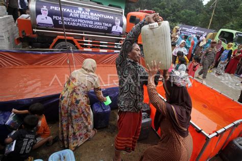 Distribusi Air Bersih Di Mojokerto ANTARA Foto