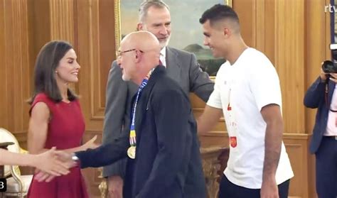 Ισπανία Ο Βασιλιάς Φίλιππος υποδέχθηκε τους πρωταθλητές Ευρώπης Το δώρο του Μοράτα