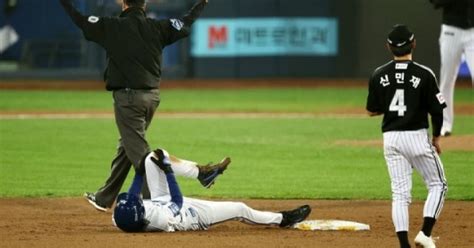 악 구자욱이 쓰러졌다 날벼락 2루 도루 도중 왼쪽 무릎 부상2회 이성규로 교체