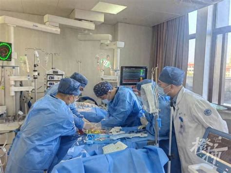 35岁男子突发心梗，心脏骤停！关键时刻未婚妻坚持施救，送医后奇迹生还