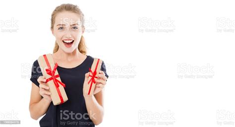 감정적인 얼굴과 여자는 흰색 배경에 고립 된 선물 상자를 보유 20 24세에 대한 스톡 사진 및 기타 이미지 20 24세 가리키기 개념 Istock