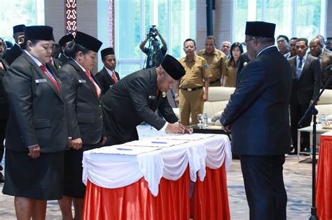 Lantik 34 Anggota MRP Provinsi Papua Wamendagri Beberkan Peran Dan