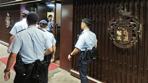 警方旺角反罪惡行動 拘捕8名男女｜本地｜商業電台 881903