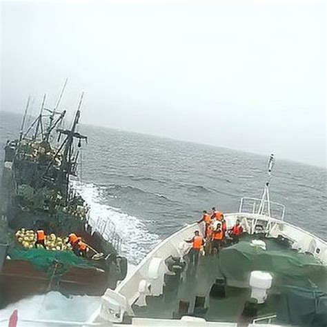 违规渔船暴力抗法 17名嫌疑人被抓中国海警查缉一艘暴力抗法违规作业渔船，抓获17名嫌疑人石山检查执法