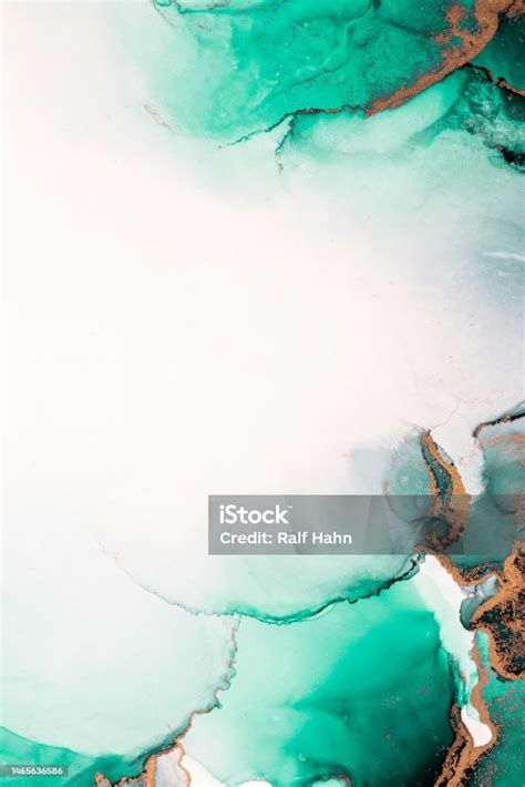 녹색 금색 추상적인 배경은 종이에 대리석 액체 잉크 예술 그림입니다 고품질 종이 질감에 원본 작품 수채화 알코올 잉크 페인트의 이미지 0명에 대한 스톡 사진 및 기타 이미지