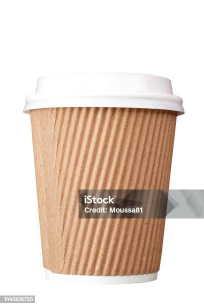 Cangkir Kopi Kardus Coklat Dan Tutup Plastik Diisolasi Dengan Latar
