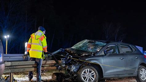 Tödlicher Crash auf der A bei Nürnberg Wagen kracht in Unfallauto Frau stirbt noch am