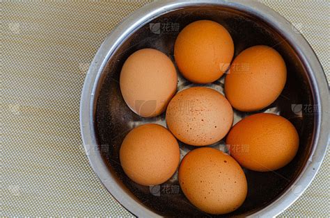 7个煮鸡蛋放在一个金属碗里。