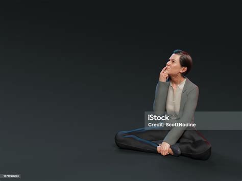 중년 여성은 바닥에 앉아 그녀가 가지고있는 아이디어에 대해 강렬하게 생각 3차원 형태에 대한 스톡 사진 및 기타 이미지 3