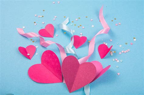 종이 하트와 추상적 인 배경 발렌타인 데이에 대한 리본 블루 러브 앤 느낌 배경 포스터 배너 게시물 카드 개념에 대한 스톡 사진