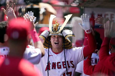 大谷翔平がかぶって注目集める「戦国武将の兜」重量2kg、通訳の水原氏が鹿児島から取り寄せた“本物” Smart Flashスマフラ